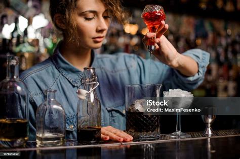 여성 바텐더 얼음 측정 컵을 붓는 유리 병에서 쓴 빨간색 큐브 쓴 맥주에 대한 스톡 사진 및 기타 이미지 쓴 맥주 가득 찬 각얼음 Istock