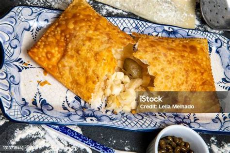 브라질 음식 파스텔 영어로 페이스트리 브라질에서 전형적인 요리 거리에 대한 스톡 사진 및 기타 이미지 거리 그릇 길거리