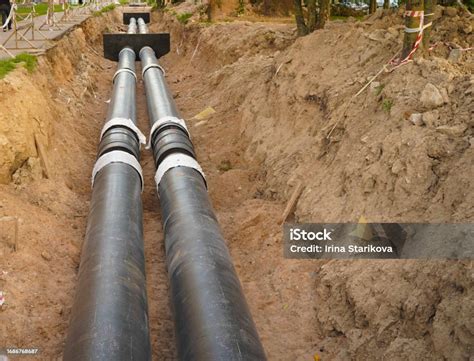난방 및 급수 망의 분배 단위의 설치 접지 트렌치에 파이프를 연결하기위한 프레임 한 줄로에 대한 스톡 사진 및 기타 이미지