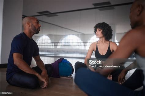 댄스 스튜디오에서 휴식 하는 동안 함께 앉아 교사와 학생 20 29세에 대한 스톡 사진 및 기타 이미지 20 29세 3 명 30 39세 Istock