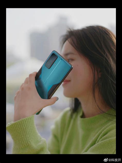 美女展示redmi K50 电竞版蓝色高清实拍