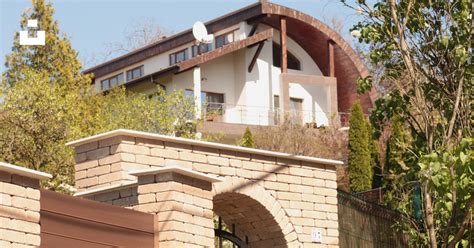 문과 문이 있는 입구가 있는 벽돌 건물 사진 Unsplash의 무료 집 이미지