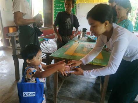 ညောင်ဦးမြို့နယ် အခြေခံပညာကျောင်းများတွင် ကျောင်းသား သူများအတွက် ဗလာစာအုပ်နှင့် ခဲတံများ လှူဒါန်း