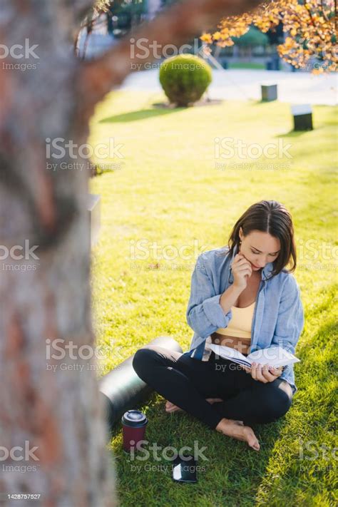 아름다운 스포티 한 여자는 잔디밭에 앉아 책을 들고 공원에서 독서를 즐깁니다 주말에 자유 시간으로 읽는 아름다운 여성 여름 독서 매력적인 아름다운 여자 40 44세에 대한