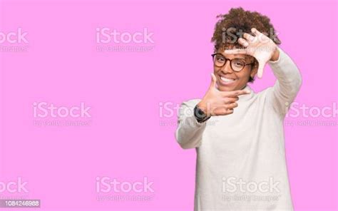 아름 다운 젊은 아프리카계 미국인 여자 웃는 행복 한 얼굴로 손가락과 손으로 만드는 프레임 격리 된 배경 위에 안경 착용 창의력과 사진 개념입니다 개념에 대한 스톡 사진 및