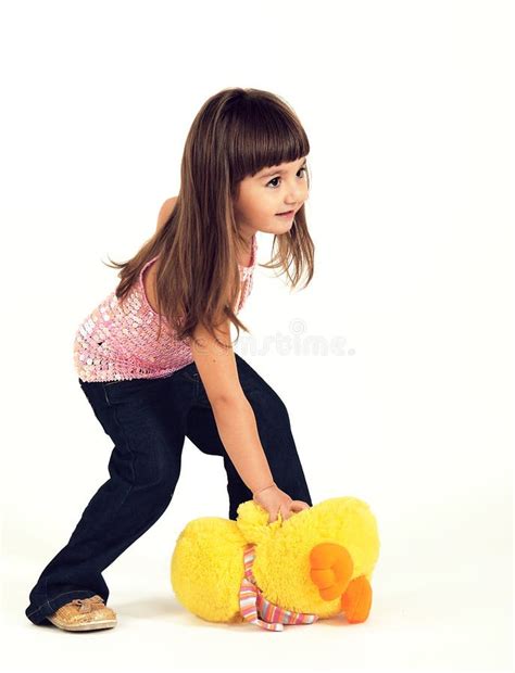A Menina E Um Brinquedo Foto De Stock Imagem De Sorriso 22453222