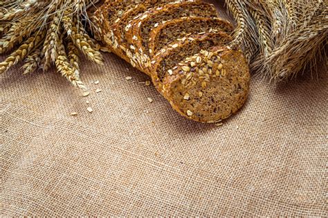 빵을 자른다 린넨 질감 배경에 밀 곡물 귀 또는 스파이크 식물소박한 전통 빵의 신선한 덩어리 거친 빵과 부스러기가있는 호밀 빵집 바이오 성분 매우 건강한 씨앗 0명에 대한