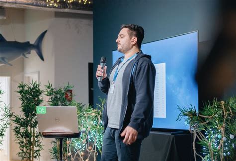 Social Networks And The Energy Efficiency Of Programming Languages