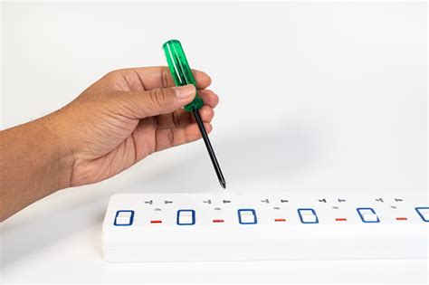 드라이버를 잡고 휴대용 여러 소켓 콘센트 스위치에 넣고 흰색 배경에 연결합니다 가루로 빻은에 대한 스톡 사진 및 기타 이미지 가루로 빻은 기이함 나사돌리개 Istock