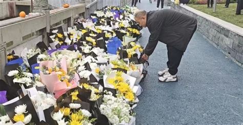 眉山19岁小伙李政救人牺牲，群众自发前往悼念腾讯新闻