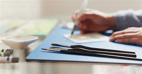 파란 종이에 글을 쓰는 사람 사진 Unsplash의 창의적 글쓰기 이미지