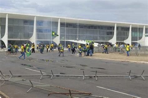Bolsonaristas Radicais Invadem Congresso Palácio Do Planalto E Stf