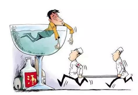 醉了丨男子误喝酒精中毒，抢救6天医生竟给他“灌了”2斤白酒中毒甲醇傅国林新浪新闻