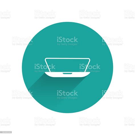 긴 그림자 배경으로 격리된 화이트 랩톱 아이콘입니다 빈 화면 기호가 있는 컴퓨터 노트북입니다 녹색 원 버튼입니다 벡터 0명에 대한 스톡 벡터 아트 및 기타 이미지 Istock