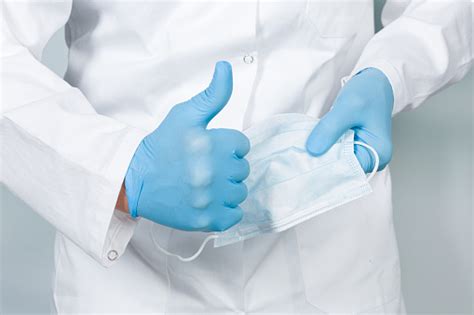 감염 방지를 위한 의료용 얼굴 마스크로 의사의 손을 닫습니다 건강 진단에 대한 스톡 사진 및 기타 이미지 건강 진단 건강관리와 의술 검사 보기 Istock