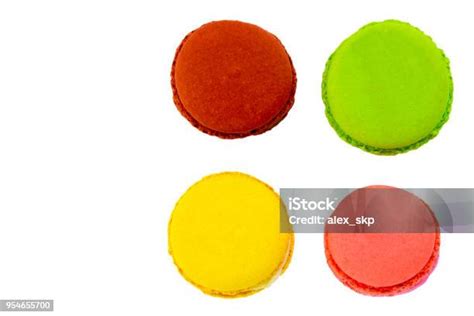 마카롱 또는 흰색 배경에 마 카 롱입니다 디저트에 다채로운 아몬드 쿠키 톱 보기 갈색에 대한 스톡 사진 및 기타 이미지 갈색 노랑 다양 Istock