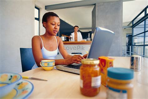 노트북을 가진 여자 사진 무료 다운로드 Lovepik