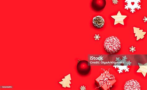 새해 크리스마스 장식 모음 플랫 레이 선물 빨간 크리스마스 공 솔방울 눈송이 축제 리본 나무 가문비나무 별이 빨간색 배경에 있습니다 디자인 패턴 목업을 위한 레이아웃 0명에