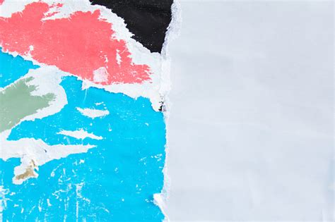 오래된 초라한 찢어진 포스터 질감 배경과 광고판에 흰색 찢어지고 구겨진 종이 플래카드 텍스트의 공간을 복사합니다 0명에 대한 스톡 사진 및 기타 이미지 Istock