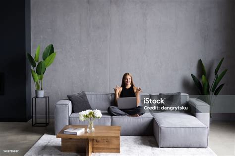 화상 통화를 하고 친구 친척 또는 부모에게 인사하는 청녀 추종자에게 새로운 비디오를 녹화하는 매력적인 여성 블로거 곱슬 머리에 대한 스톡 사진 및 기타 이미지 Istock