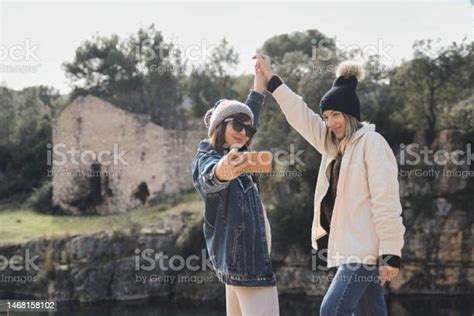 사랑의 손에 커플은 셀카를 찍는 것을 연결했습니다 강에서 함께 즐거운 시간을 보내는 커플 겨울 방학과 관계의 개념 25 29세에 대한 스톡 사진 및 기타 이미지 Istock