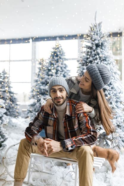 Sesi N De Fotos En El Estudio De Una Pareja Joven Un Chico Con Una Chica Est Celebrando La