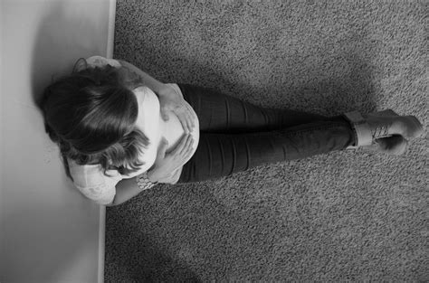 무료 이미지 손 검정색과 흰색 화이트 사진술 초상화 색깔 검은 단색화 팔 아가 생명 임신 어머니 임산부 가족 드레스 배 기대하는 감정