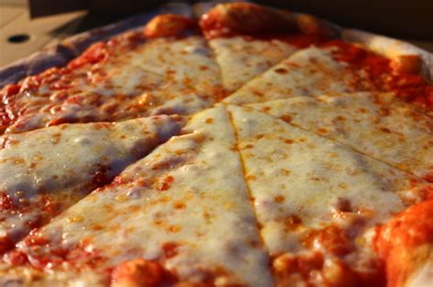 이탈리안 레스토랑 피자 전문점의 골판지 상자에 얇게 썬 테이크아웃 피자 녹은 모짜렐라 치즈 라구 토마토 소스 바질 허브를 곁들인 나폴리 마게리타 피자 레시피 마가리타 조각