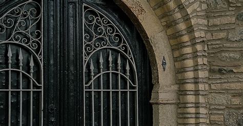 건물 세부 사항 건축 건축 세부 고대 구조 고대의 고딕 스타일 골동품 늙은 다리미 단철 도시의 돌 돌 외관 돌담 러스틱 문화 유산 문화적 벽돌