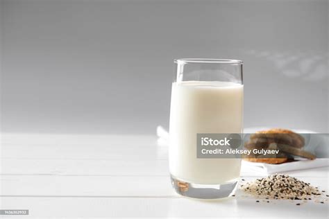 비건 대체 식품 흰색 나무 배경에 쿠키가 있는 참깨 비유제품 우유 복사 공간 흰색 바탕에 수제 흰 참깨 우유 닫으십시오 비건 비 유제품 대체 식물 기반 우유 대체품 0명에