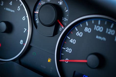 연료 자동차 게이지가 비어 있습니다 대시 보드의 가솔린 탱크 미터 자동차 표시기 낮은 가솔린 수준 빈 연료 가스 게이지 가득 찬에 대한 스톡 사진 및 기타 이미지 Istock