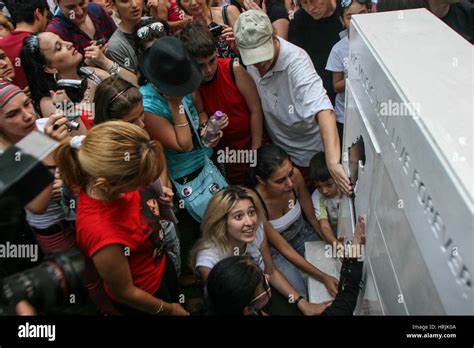 Michael Jackson Concert Crowd Hi Res Stock Photography And Images Alamy