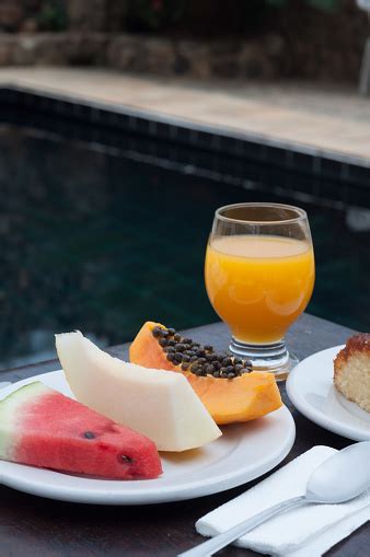 수박 파파야 멜론 맛있는 오렌지 주스와 같은 과일과 함께 건강하고 신선한 아침 식사 파파야에 대한 스톡 사진 및 기타 이미지