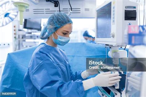 수술 극장에서 환자를 운영하는 집중 수술 팀 복잡한 기계로 훈련의 년을 가진 잘 훈련된 마취학자는 수술 내내 환자를 따릅니다 4 명에 대한 스톡 사진 및 기타 이미지