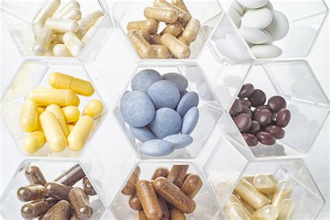 세포와 유사한 육각형 투명 항아리에 있는 의료 캡슐 및 정제 0명에 대한 스톡 사진 및 기타 이미지 0명 갈색 건강관리와 의술 Istock