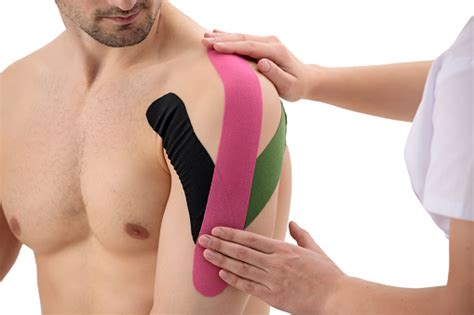 환자의 어깨에 키네시오 테이프를 착용 하는 여성 물리 치료사 클로즈업 20 29세에 대한 스톡 사진 및 기타 이미지 20 29세 25 29세 2명 Istock
