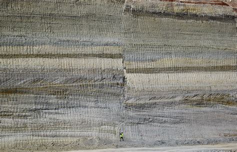 The Linear Viscoelastic Fracture Theory Applies To Soft Solids Better