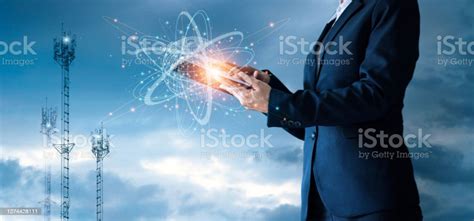 태블릿을 사용하는 사업가는 태블릿을 사용하여 글로벌 구조 네트워킹 및 데이터 교환 고객 연결 기술 혁신적인 비즈니스 및 전 세계 통신 네트워크 연결을 교환합니다 은행업무에