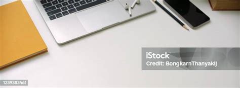 흰색 책상에 디지털 장치 문구 및 복사 공간을 갖춘 간단한 작업 테이블 0명에 대한 스톡 사진 및 기타 이미지 0명 개념 개념과 주제 Istock