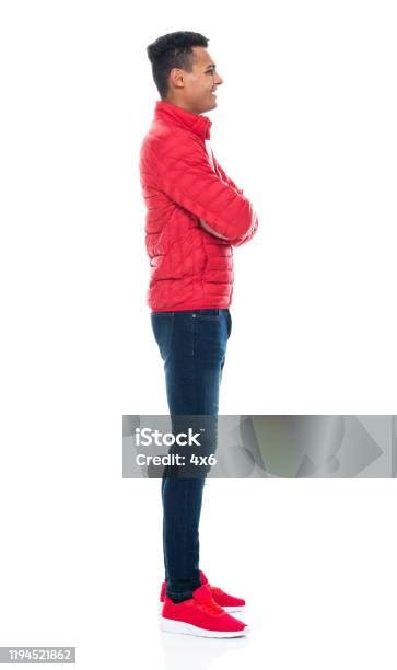 전체 길이 측면 보기 프로필 보기 1 명 만 2029세 성인 잘생긴 사람 검은 머리 짧은 머리 아프리카 민족 아프리카 계 미국인 인종 남성 젊은 남자 서 시원한 태도 남자에