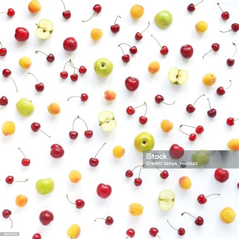 체리와 녹색 사과 매 실 흰색 배경에 고립 체리 살구 녹색 사과 패턴입니다 추상 음식 배경입니다 딸기와 과일 보기 가기 0명에 대한 스톡 사진 및 기타 이미지 Istock
