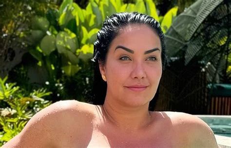 Helen Ganzarolli Posa Topless Em Piscina Fotos