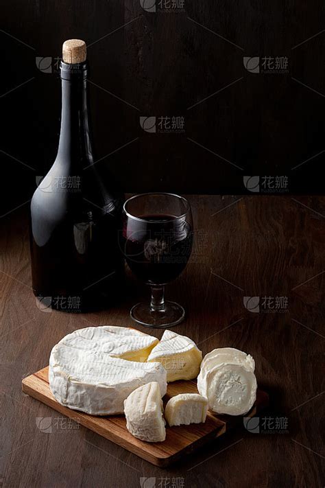 各种不同的奶酪搭配葡萄酒