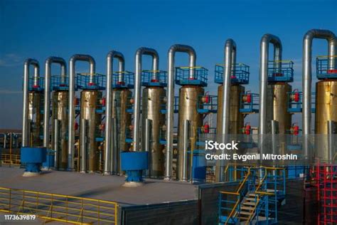 석유 가스 산업 가스 밸브 가스 및 석유 운송용 크레인 및 파이프 가스 처리 공장 가스 부스터 압축기 스테이션 가솔린에 대한 스톡 사진 및 기타 이미지 Istock