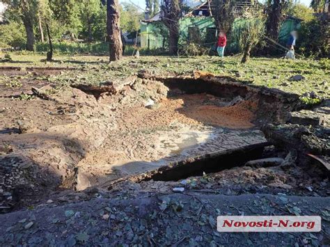 Нічний обстріл Миколаєва пошкоджено житлові будинки на проїжджій частині величезна вирва з