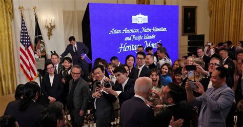 아시아계 미국인 유산의 달 행사 사진 찍는 바이든