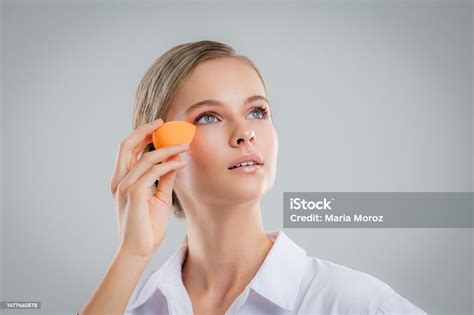 귀여운 아름 다운 자연 갈색 머리 소녀 면 스폰지 흰색 배경 위에 카메라를 보고 미소와 얼굴을 청소 미용 고 스파입니다 14 15 살에 대한 스톡 사진 및 기타 이미지