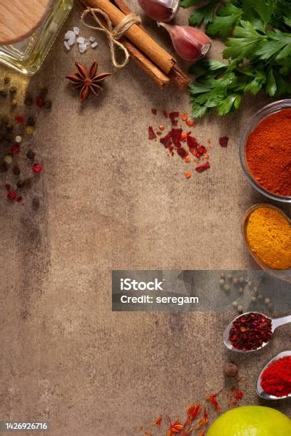 테이블 배경에 다양한 향신료와 허브 테이블 위의 요리 개념과 재료 강황에 대한 스톡 사진 및 기타 이미지 강황 계피 달걀 Istock