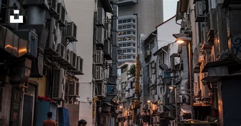 푸른 하늘 아래 회색과 검은 색 콘크리트 건물 사진 Unsplash의 무료 싱가포르 이미지