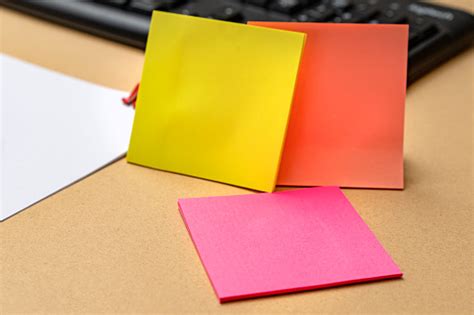 펜 연필 메모장 노트북 스테이플러 스테이플러 클리퍼 종이 클립 홀더 클립 보드 테이블 위에 배치 여러 모듬 컬렉션 사무실 문구 사진 0명에 대한 스톡 사진 및 기타 이미지